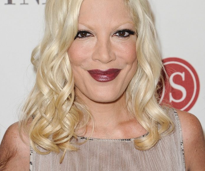 Το είδαμε κι αυτό! Η Tori Spelling με μωβ μαλλί - Bizznews.gr