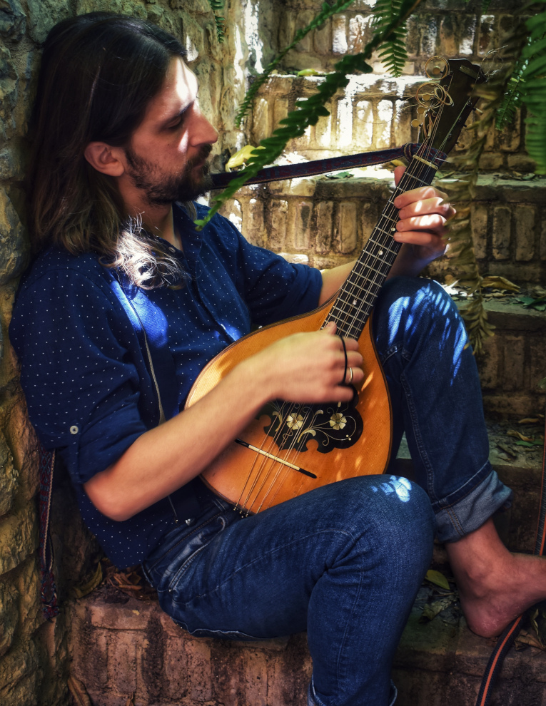 Alex Sid: Ο δημιουργός των υπέροχων τραγουδιών που ντύνουν τις «Άγριες ...